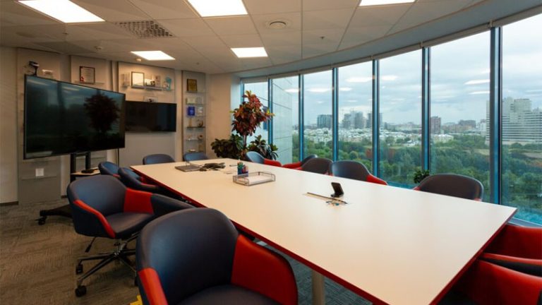 6 Inspirasi Desain Ruang Meeting Kantor Modern, Makin Fokus | NGERANGKUM